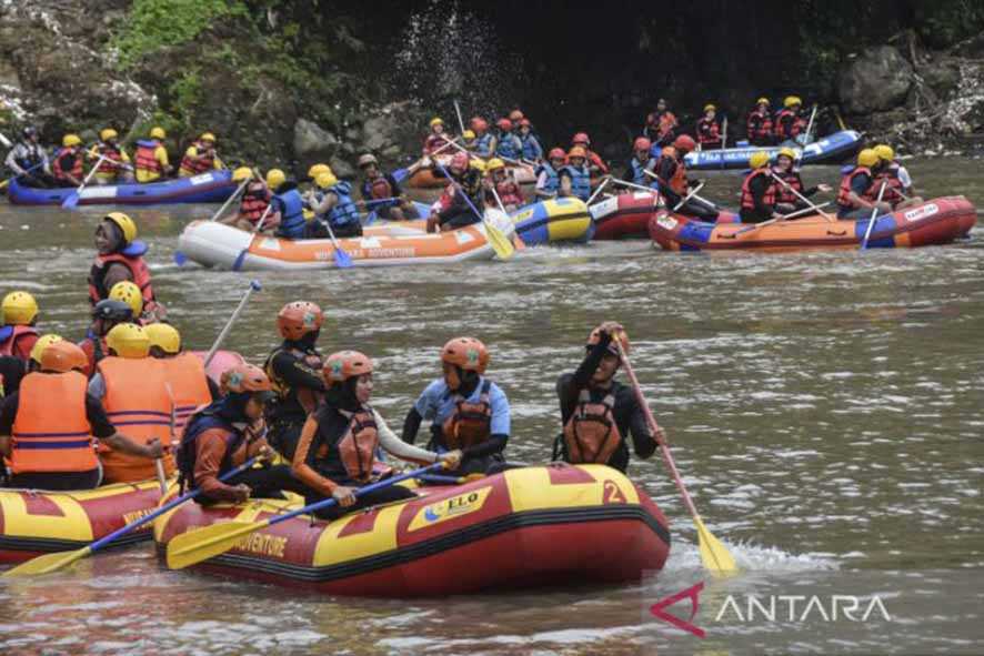 Asyiknya Arungi Jeram Sungai Ciwulan di Desa Wisata Sindangkasih