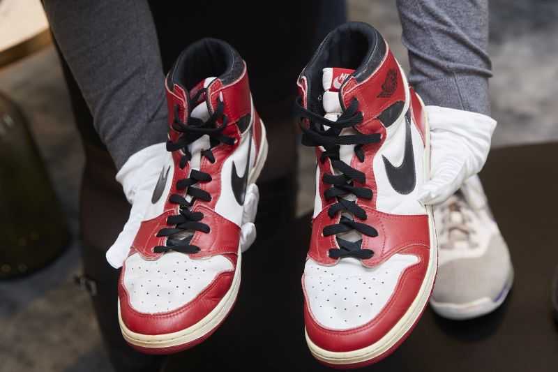 Pecahkan Rekor, Sepatu Merah Putih Michael Jordan Laku Terjual Rp20,8 ...