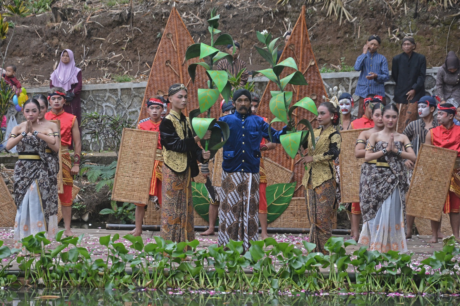 Foto: Tradisi Manten Tembakau di lereng Gunung Sumbing - Koran Jakarta
