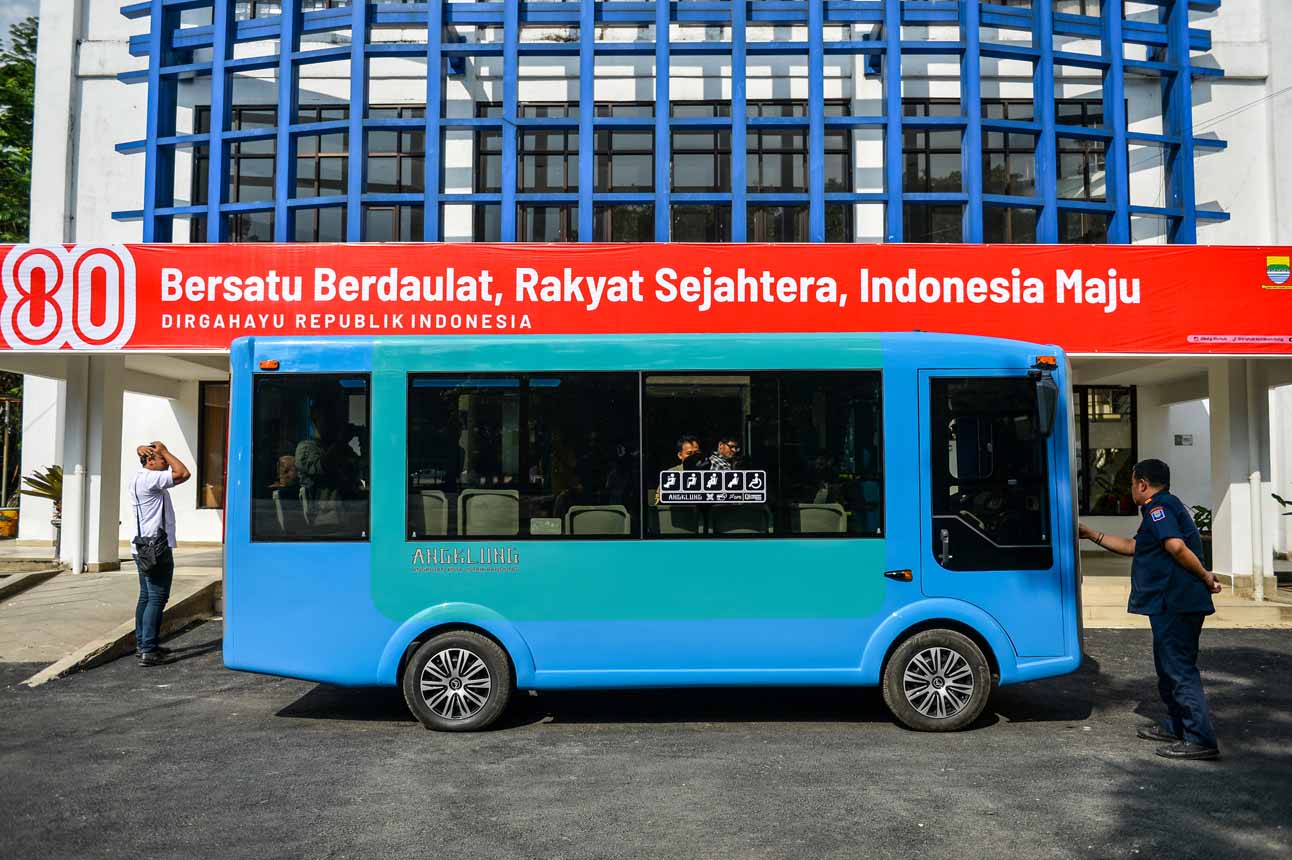 Foto: Bandung Perkenalkan Purwarupa Angkot Pintar - Koran Jakarta