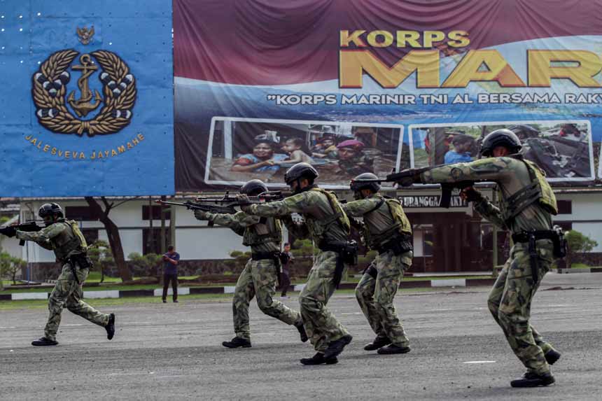 Foto: Demonstrasi Serangan Kilat, Prajurit Brigif 2 Marinir Unjuk ...