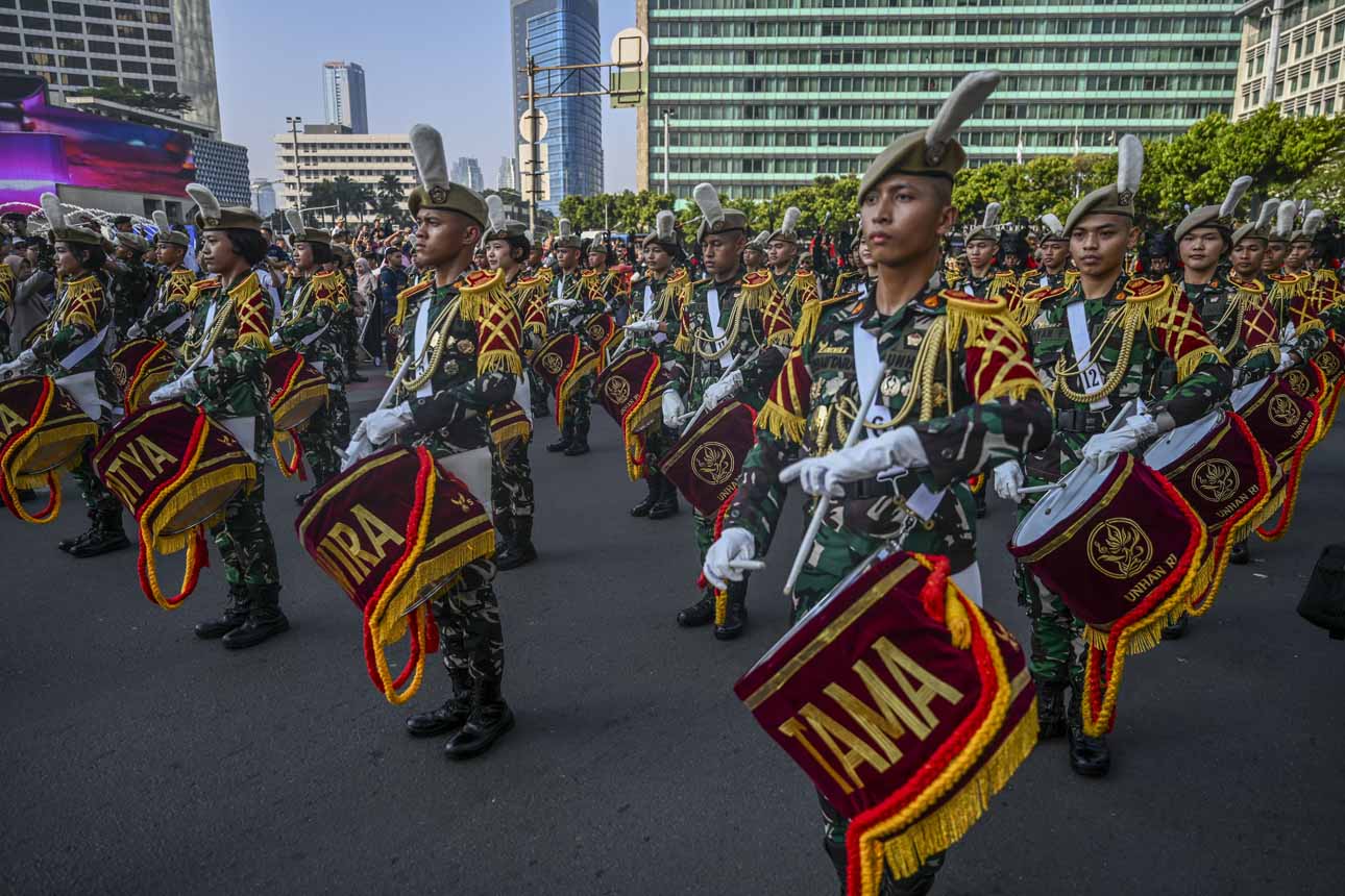 Foto: Penampilan Kadet Mahasiswa Unhan Hibur Warga Jakarta - Koran ...