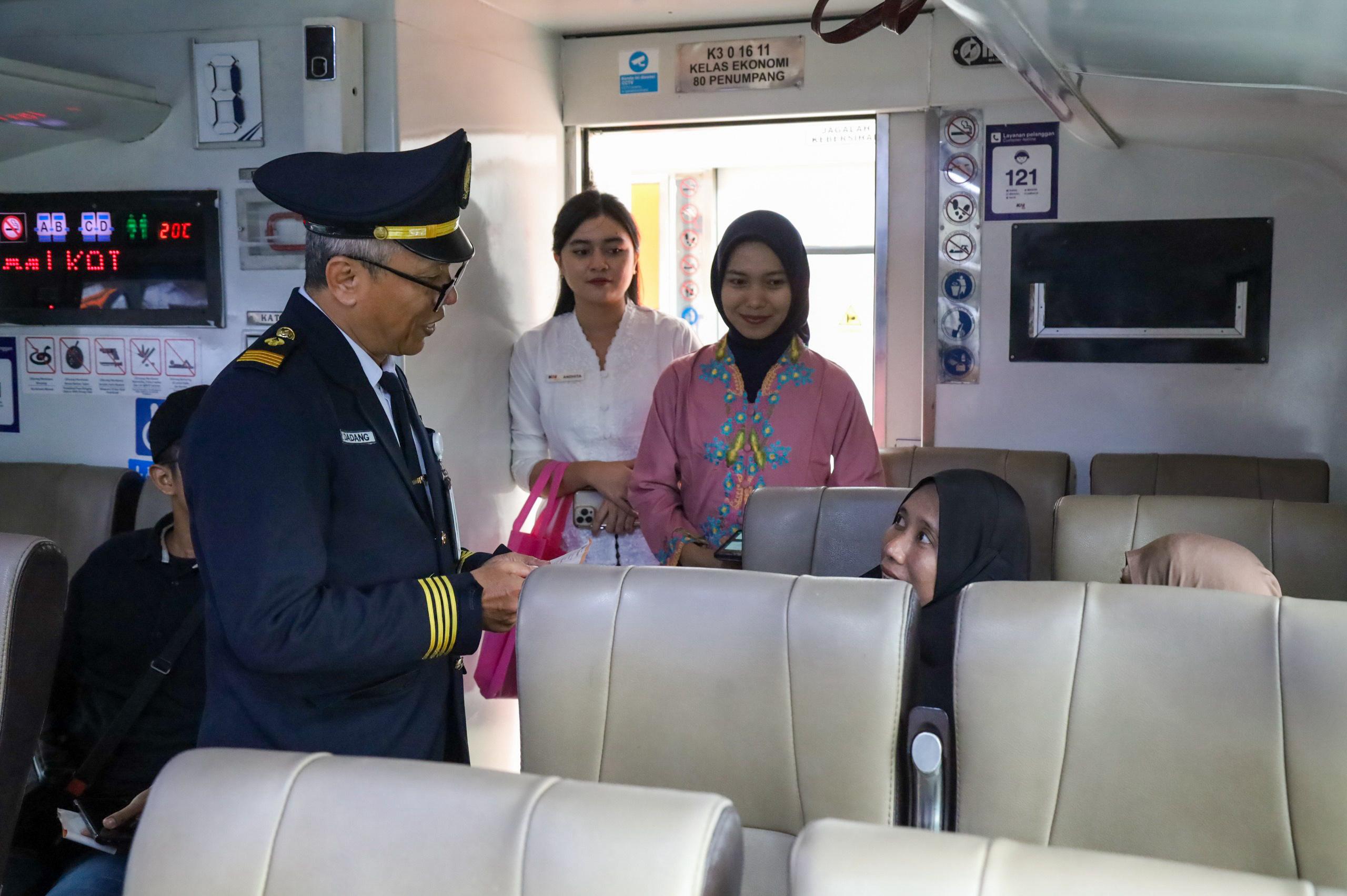 Rayakan Hari Kartini, KAI Daop 1 Jakarta Beri Kejutan Spesial untuk ...