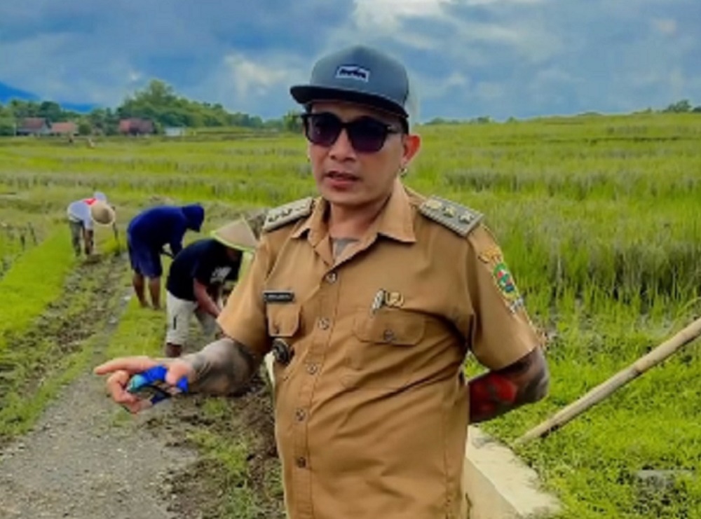 Tampilen Nyentrik, Kinerjanya Memukau: Hoho Alkaf, Kades Viral yang ...