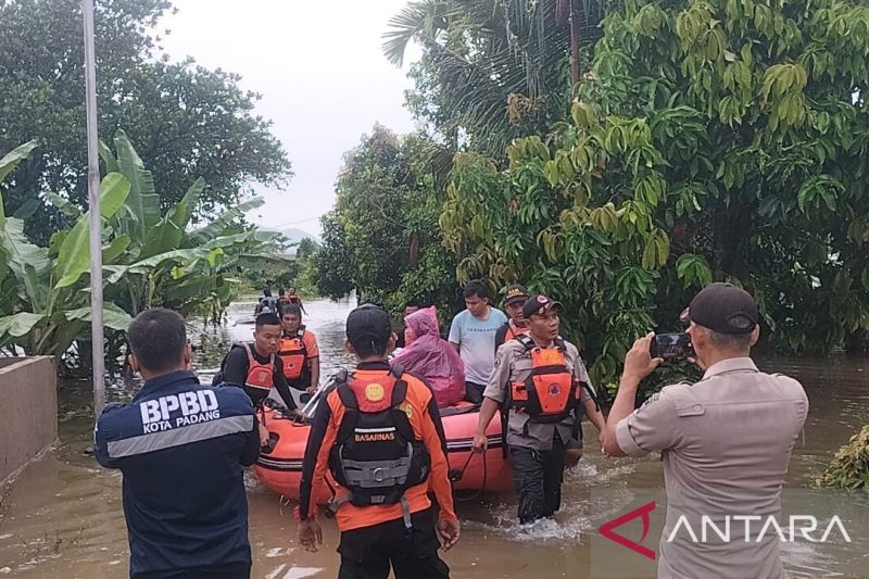 Banjir di Koto Tangah, SAR Padang Turunkan Personel Evakuasi Warga