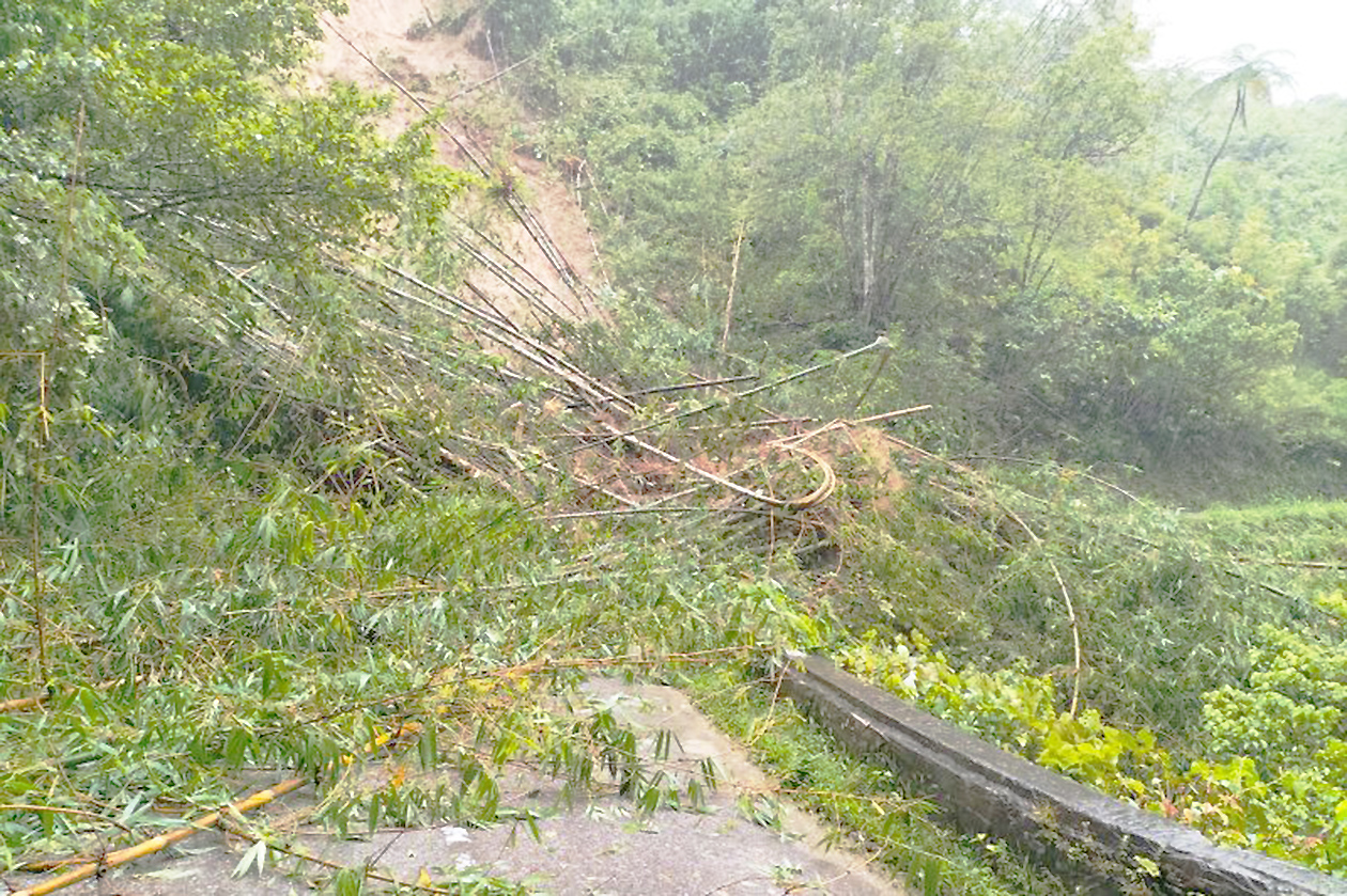 Jalan Lubuk Basung–Bukittinggi Putus! Longsor Timbun Badan Jalan, Warga ...