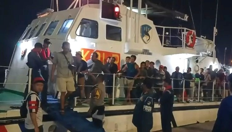 Kapal Patroli KPLP KN. Damaru Kawal KMP Mutiara Persada III Hingga Tiba ...