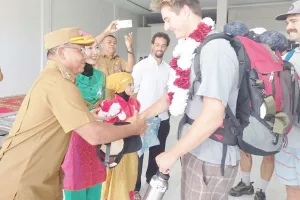 Pemkab Simeulue Sambut Kedatangan 50 Turis Asing dengan Tarian ...