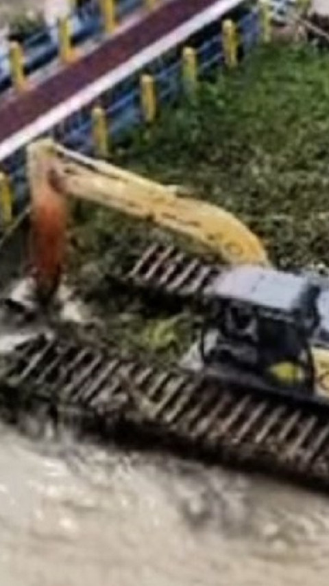 BWS Gunakan Ekskavator Amfibi Bersihkan Gulma Waduk Lempake